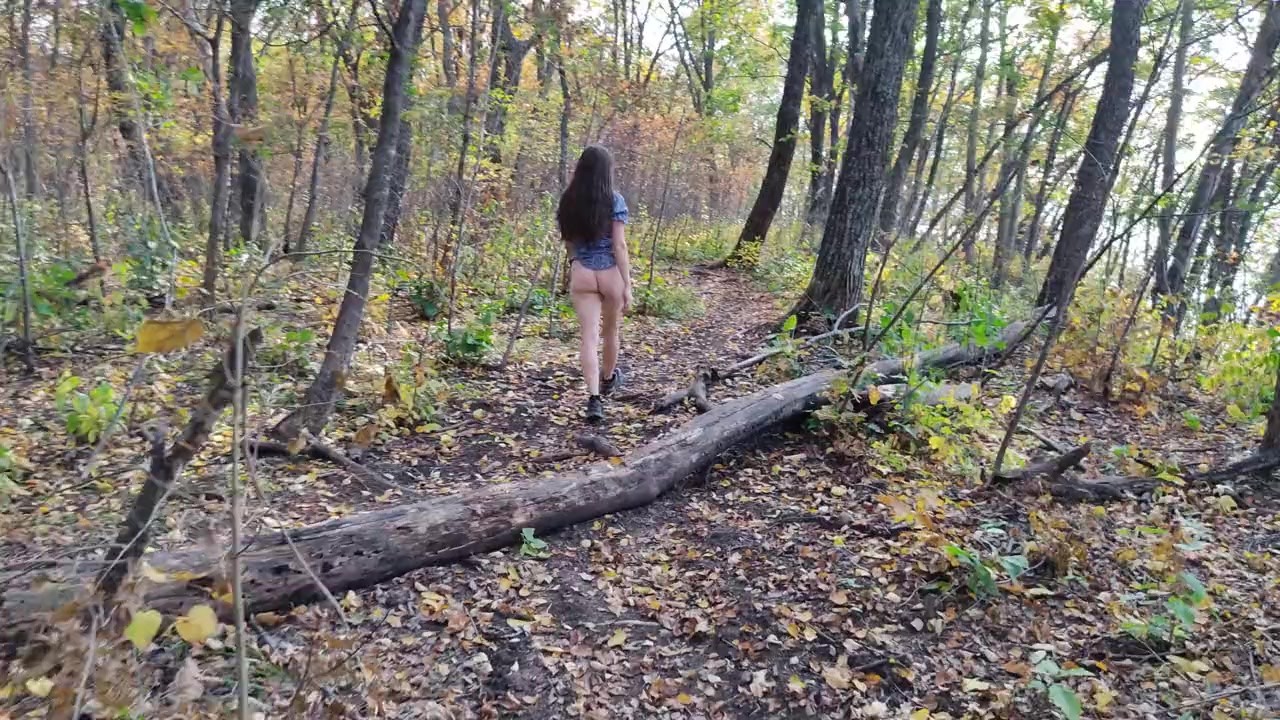Девушка осмелилась снять трусики и пройтись с голой попой по осеннему парку Free Sex Video